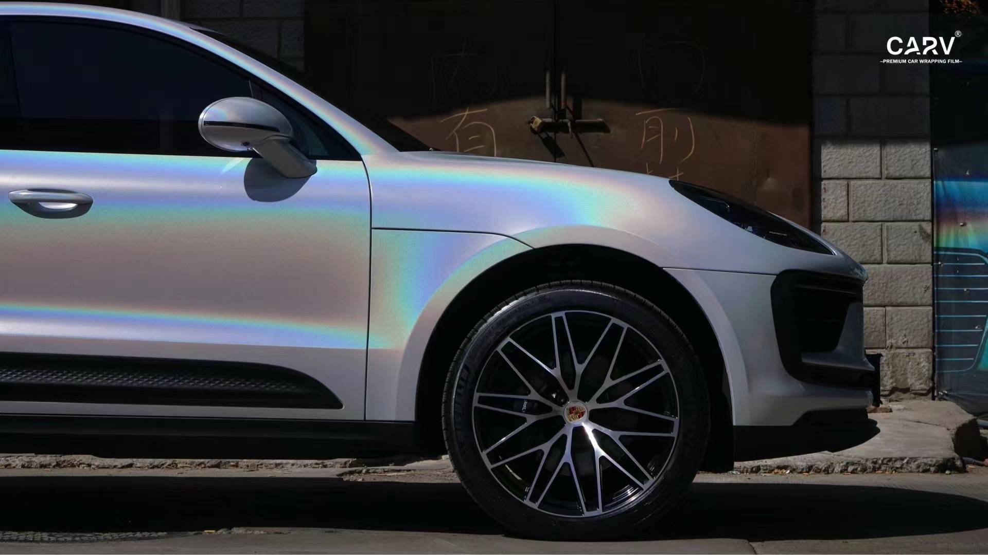 保时捷Macan卡孚CARV改色膜白金镭射白，白变彩虹色_搜狐汽车_搜狐网