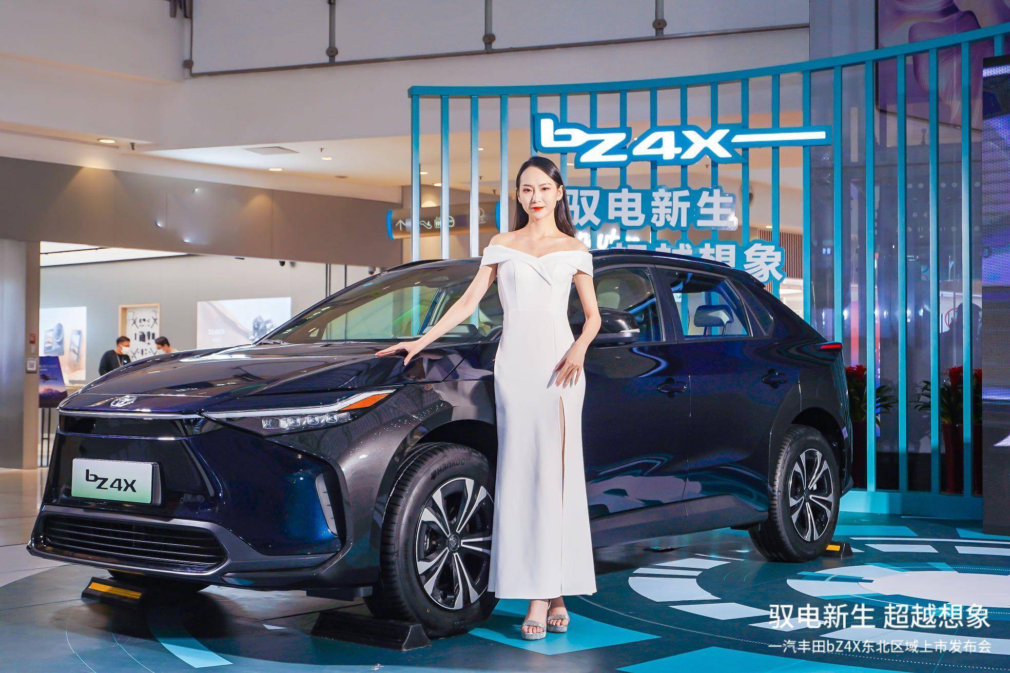 19.98万元起 一汽丰田首款纯电中型SUV bZ4X登陆大连!_搜狐汽车_搜狐网