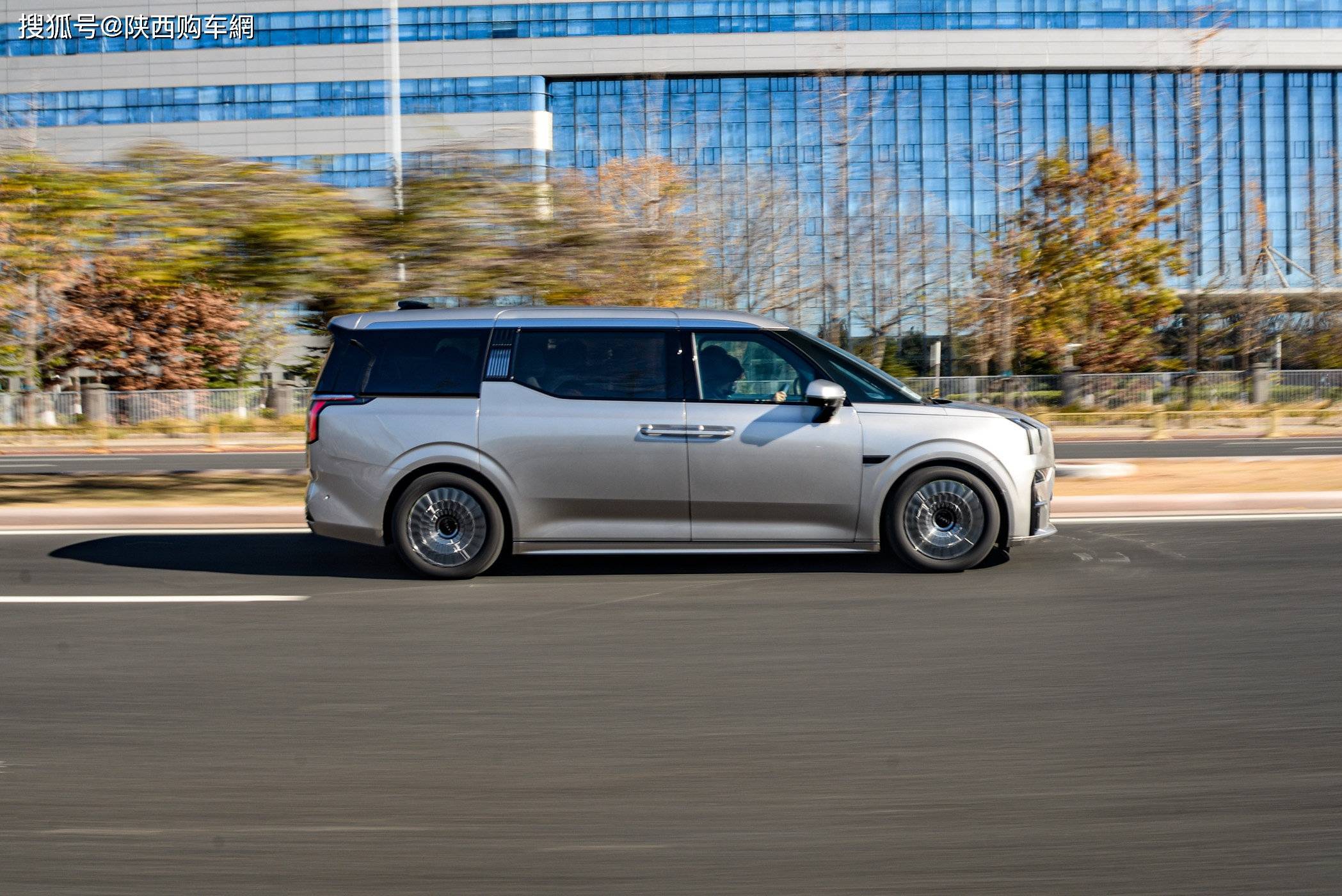 纯电平台打造的 MPV极氪009试驾_搜狐汽车_搜狐网