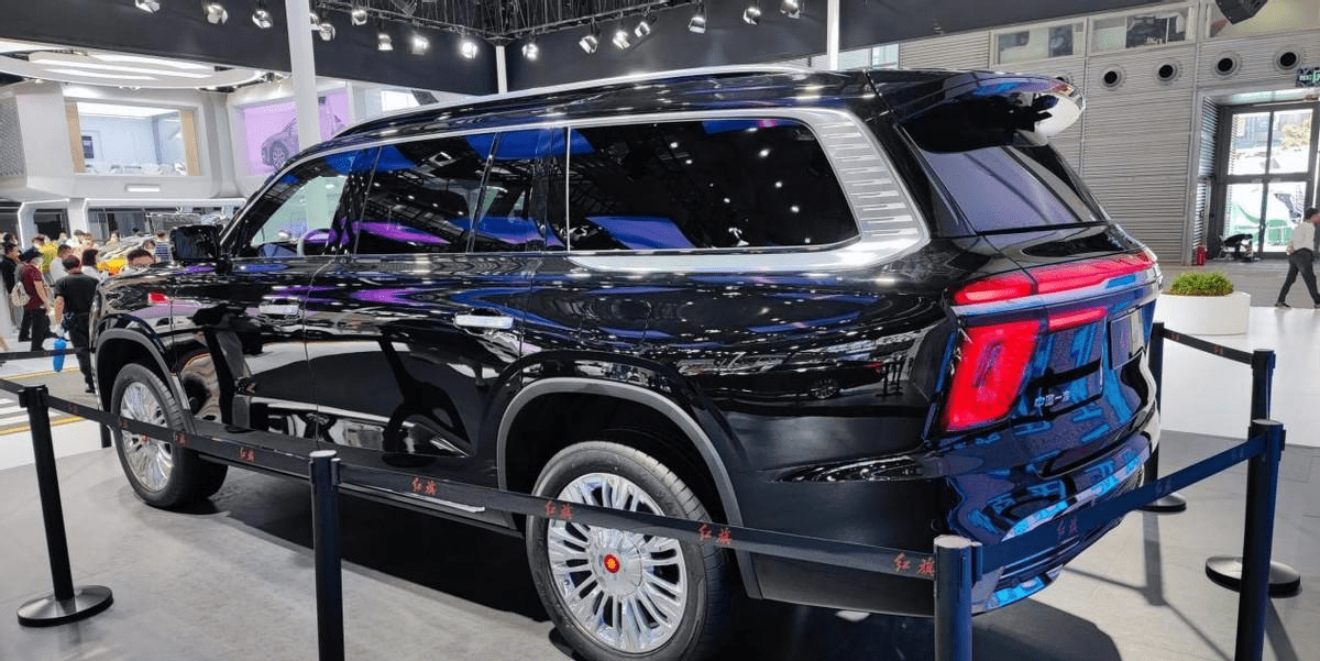 车长5695mm，搭载4.0T V8发动机+适时四驱系统，红旗LS7实拍_搜狐汽车_搜狐网