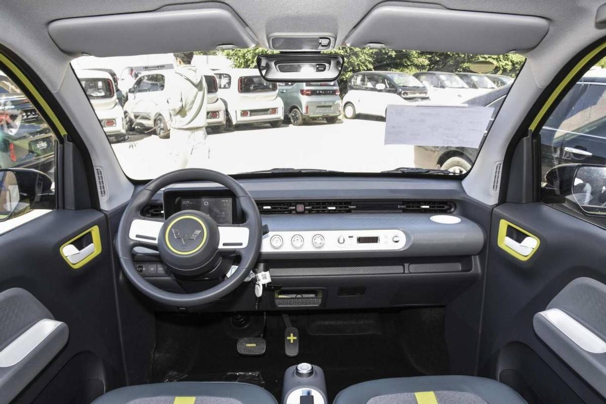 顶配卖到9.99万，一年卖出42万辆，宏光MINIEV怎么说服年轻人？_搜狐汽车_搜狐网