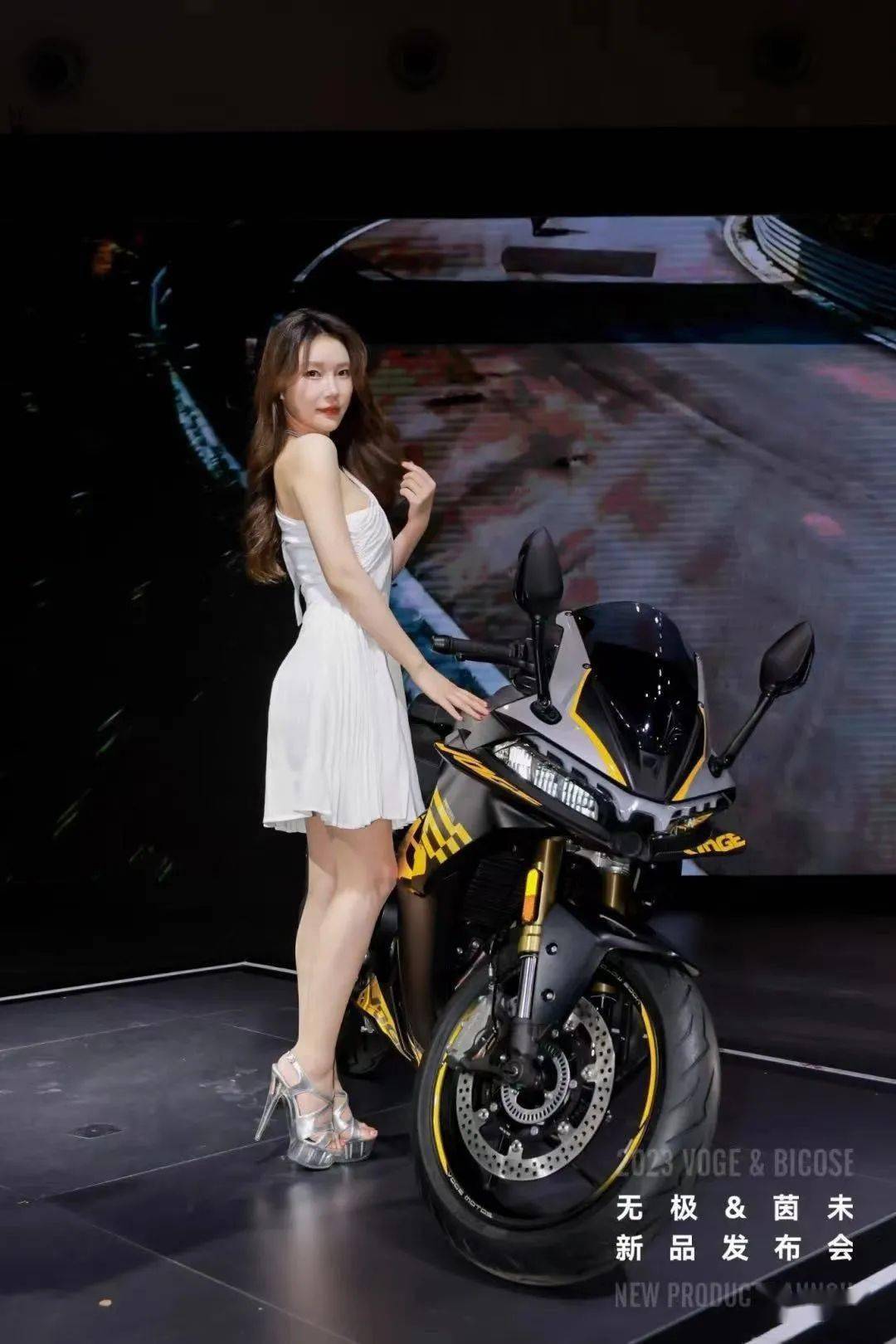 明年2月上市，无极RR525前大灯、定风翼确认更改设计_搜狐汽车_搜狐网