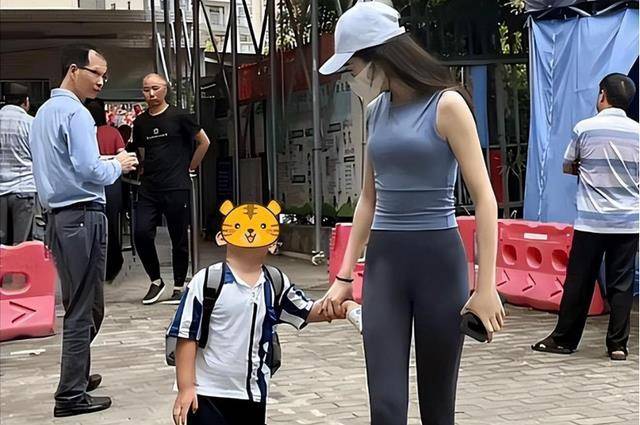 女子穿瑜伽裤接孩子，男家长回头观望，照片传到网上引网友热议 -6parkbbs.com