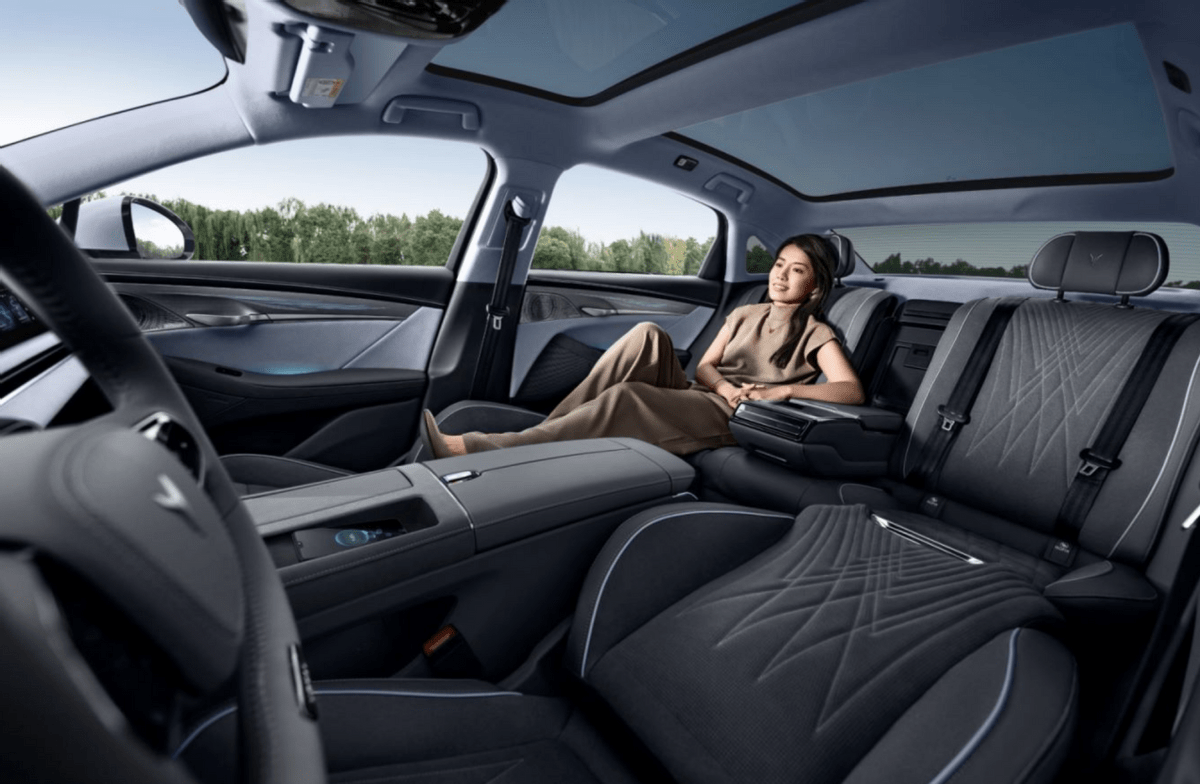 岚图追光预售价32.29万，对标ET7，除了价格还有哪些优势？_搜狐汽车_搜狐网