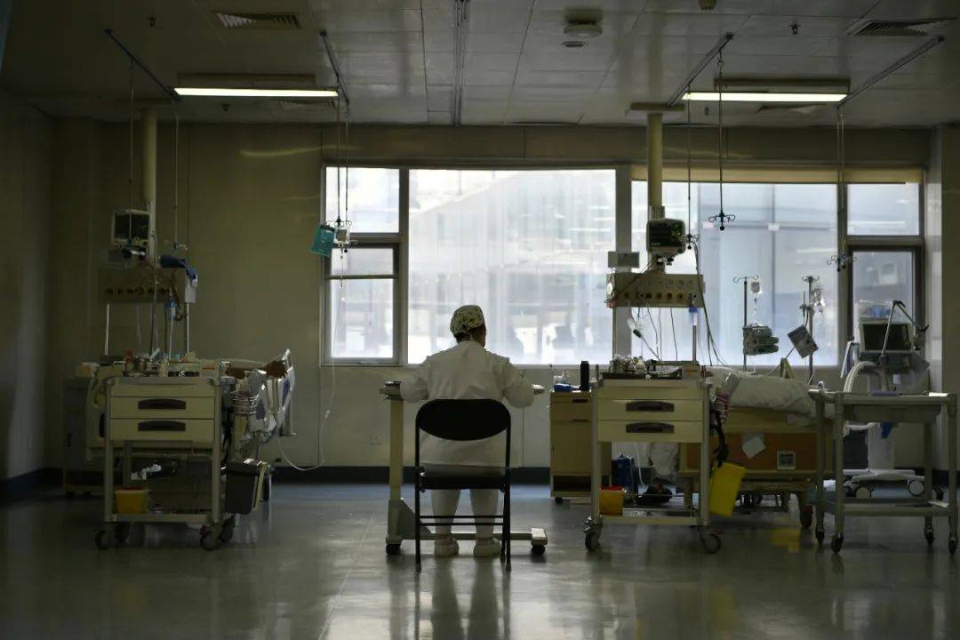 35岁设计师…白肺住进ICU！开始只是高烧，几天后呼吸衰竭！年轻人，别小看了新冠_患者_症状_病毒