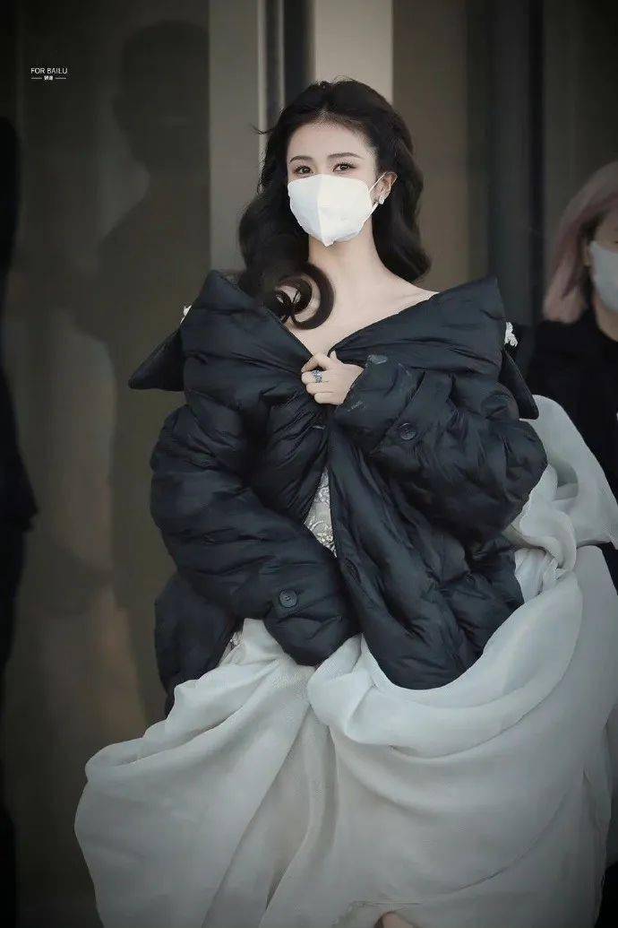 今年“羽绒服+渣女裙”也太好穿了！显瘦又高级，谁穿谁美 -6park.com