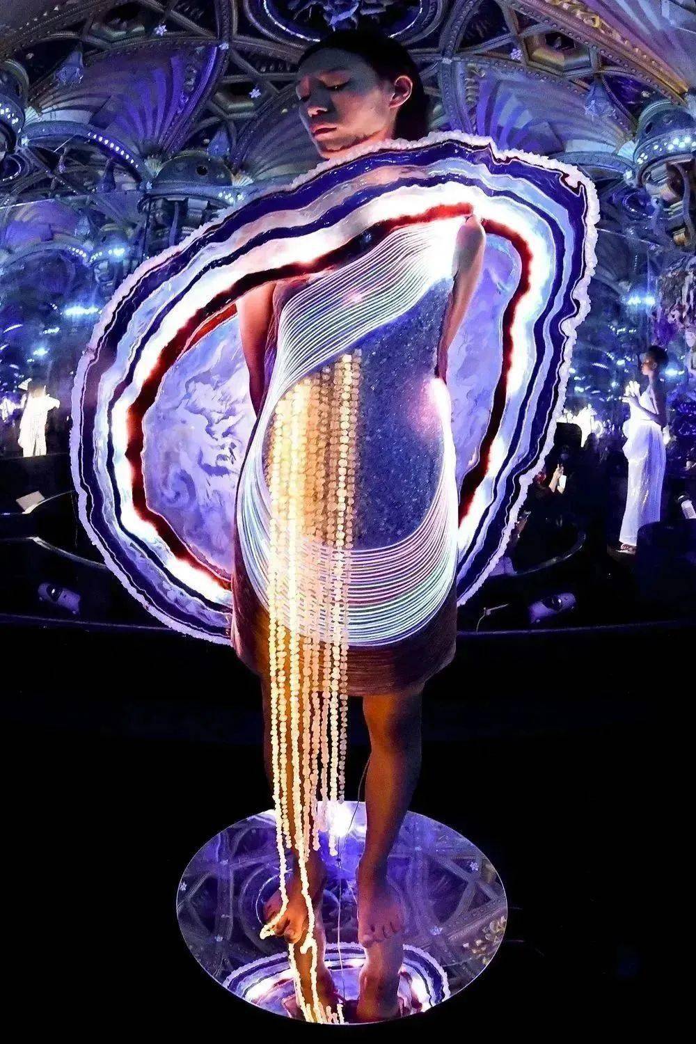 独家近赏路易威登新一代 Horizon Light Up 无线耳机_科技_智能_时装