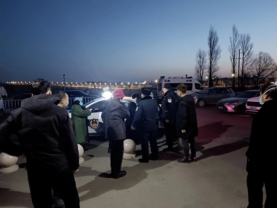 长春街头一名女子裸奔!民警紧急出动进行家属泉眼