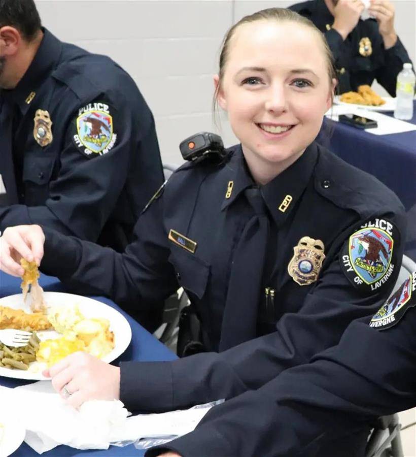 美国一女警私生活混乱被解雇,收到酒吧脱衣舞娘的工作邀约梅根·霍尔来源同事
