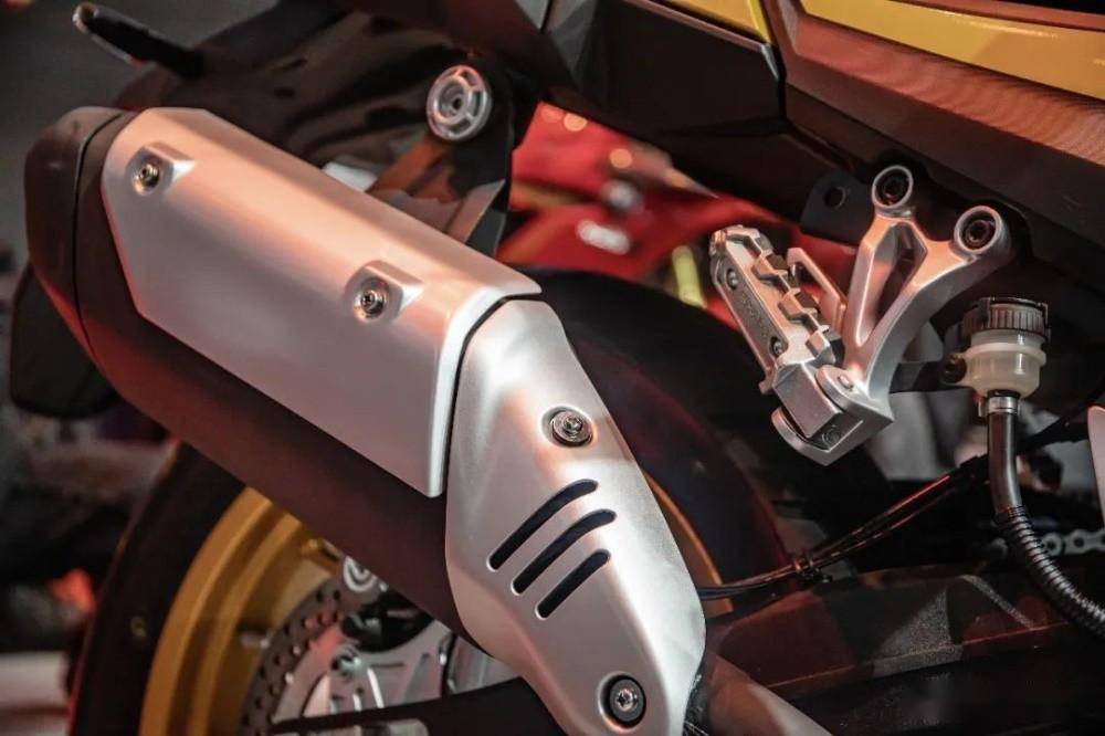 钱江高产又高能！首款国产650V缸拉力及四缸仿赛增配弯道ABS亮相_搜狐汽车_搜狐网