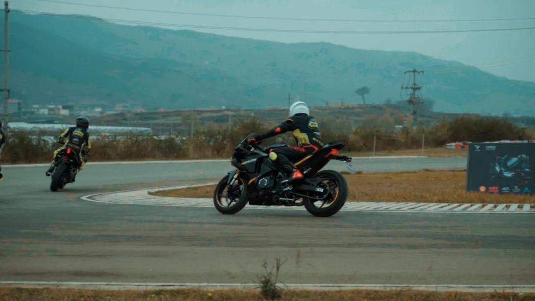 无极RR525正式上市，售价33980元！赛道骑行表现如何？_搜狐汽车_搜狐网
