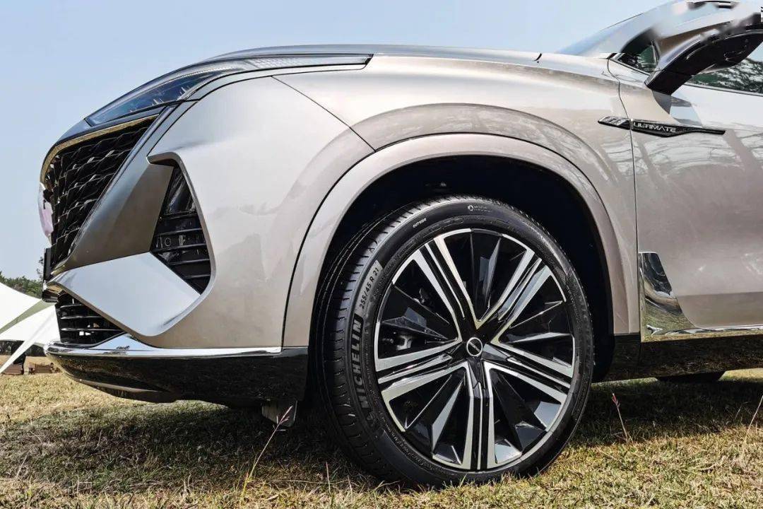 买理想L8不如买它？全新荣威RX9上市_搜狐汽车_搜狐网