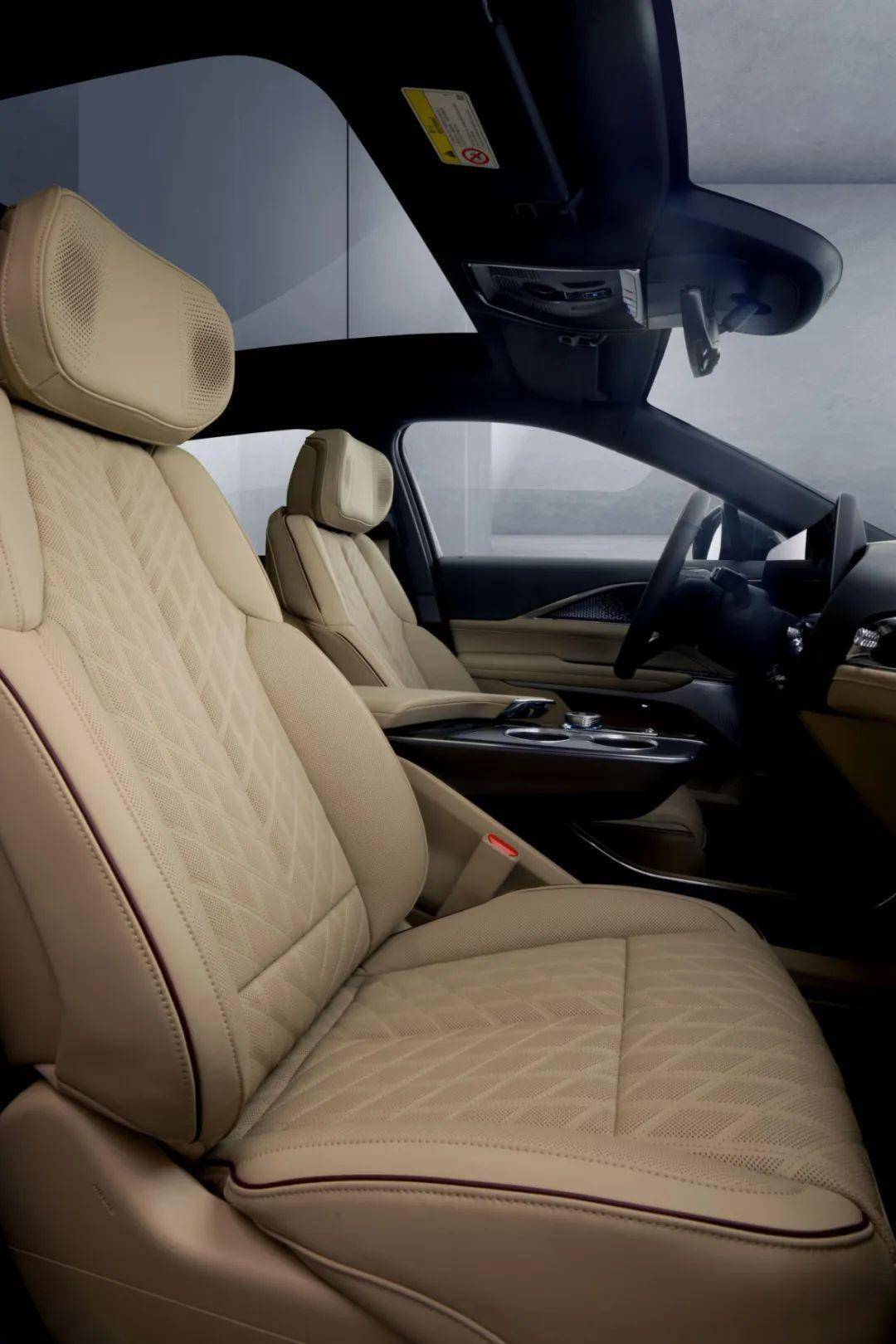 豪华纯电实力大PK，论LYRIQ锐歌“狂飙”的底气_搜狐汽车_搜狐网