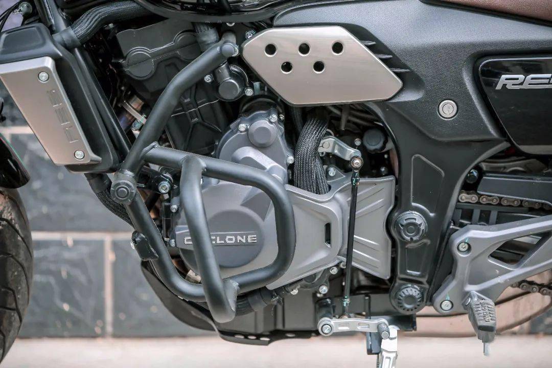 一匹2023年中量级英伦复古黑马——赛科龙RE560_搜狐汽车_搜狐网