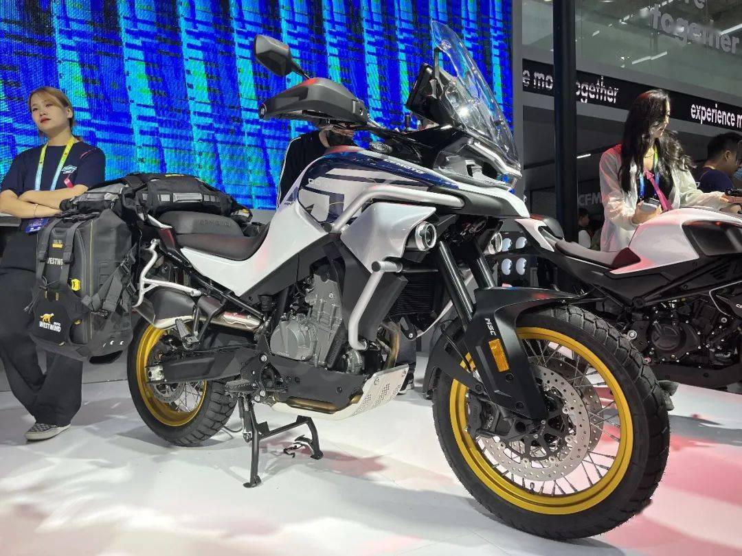 新增TCS，售价58680，春风2023款800MT正式发布，_搜狐汽车_搜狐网