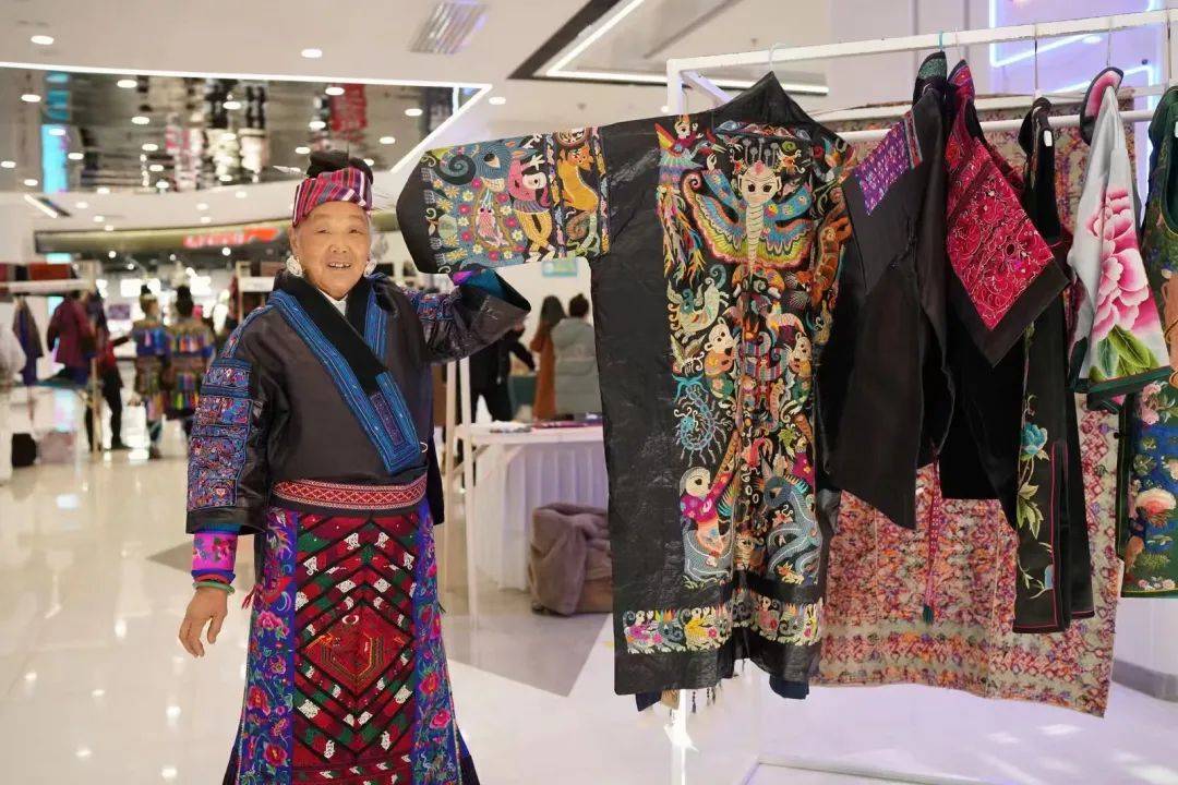 贵州苗绣 | 我们从彩线绣针中走来，往更繁华的花园中走去_潘玉珍_蓝染好_张艳梅