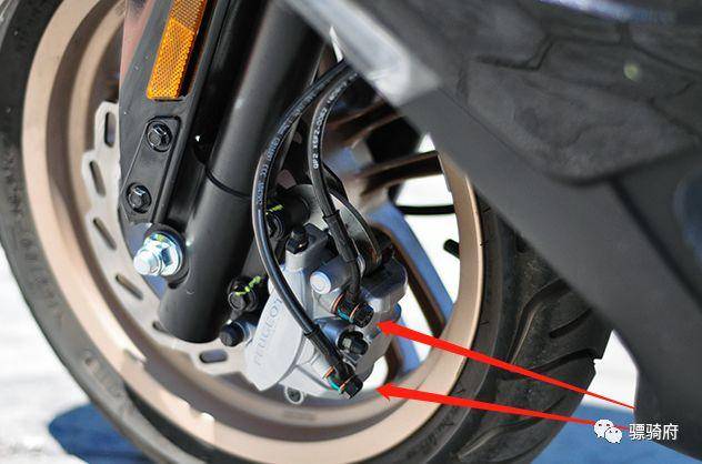 摩托车CBS前后联动制动系统是个啥玩意儿？_搜狐汽车_搜狐网