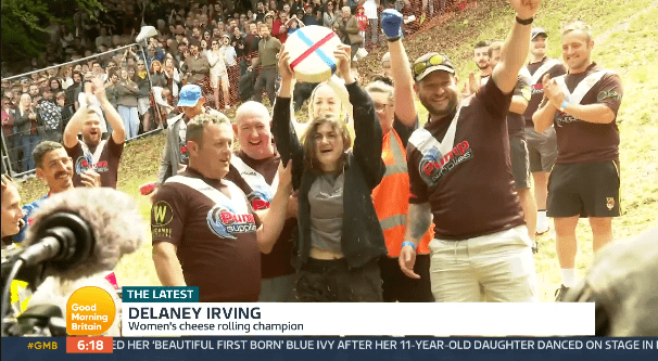 高人！加拿大19岁女孩获”滚奶酪“大赛冠军：在山坡上连续翻滚！_Irving_比赛_参赛者