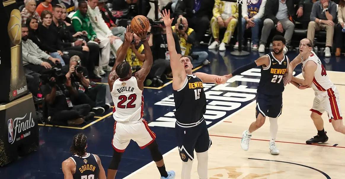 热火赢球后众将信心暴涨！阿德巴约展望G3：守住主场，巴特勒：专注做自己_比赛_篮板_1