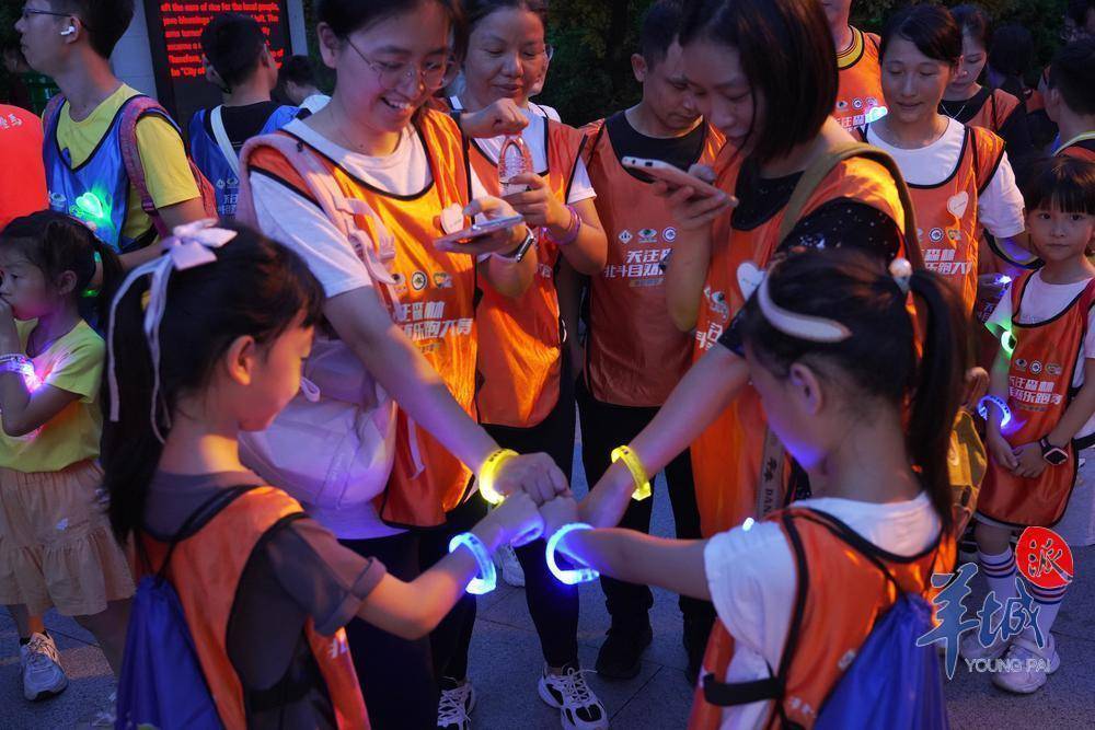Photo｜Fluorescent night run illuminates Guangzhou's summer_the_Yuexiu_lasts