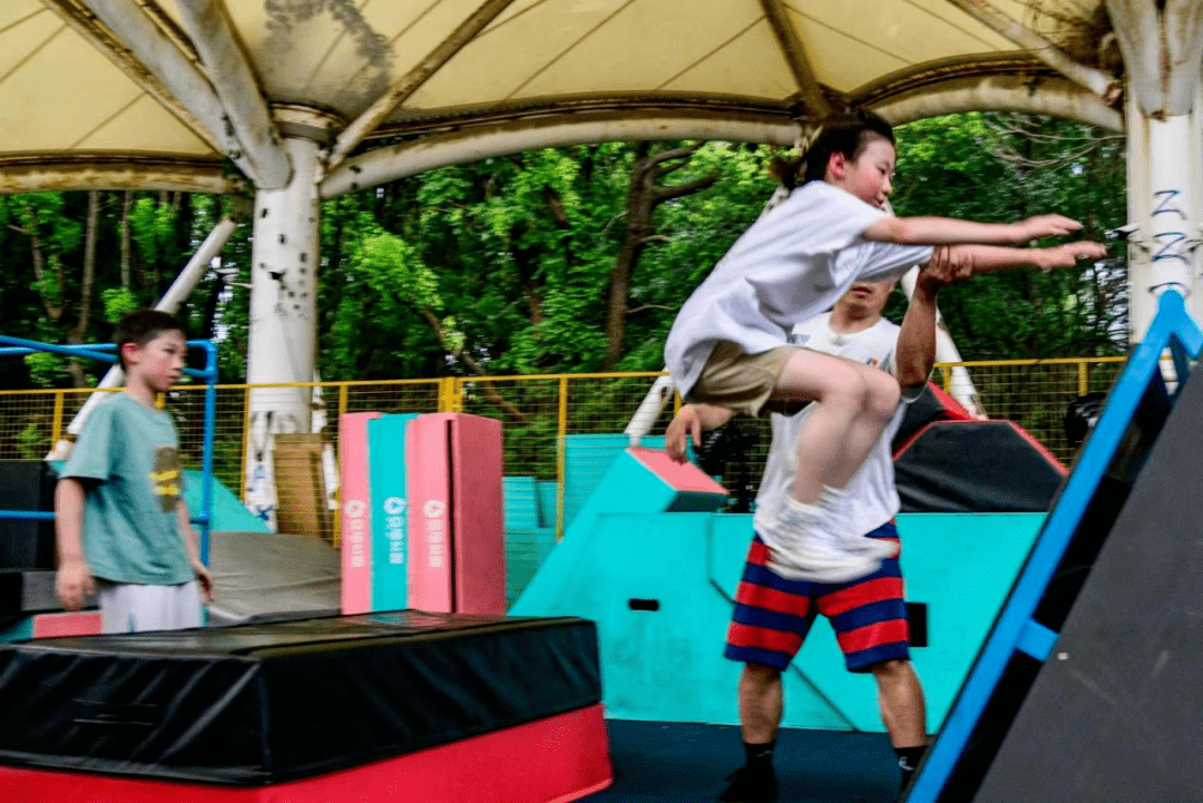 飞檐走壁，闪转腾挪！看似危险的跑酷运动，正在跳入寻常百姓家_训练_袁广_障碍