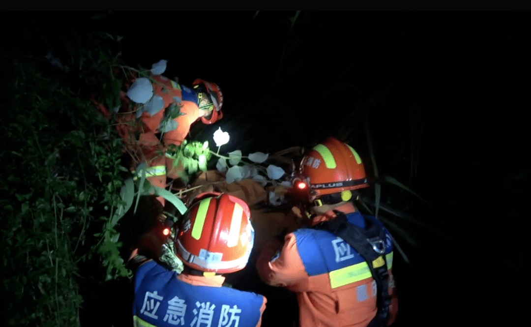 危险！云阳一男子醉酒后跳进山崖救援人员进行