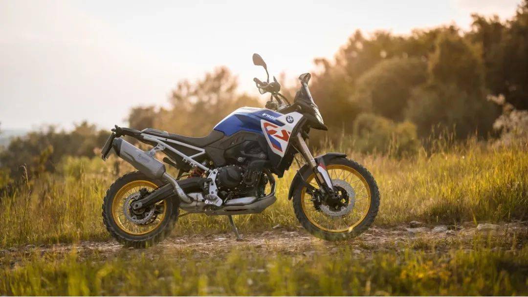 宝马也要抄近路了，全新900系列发布，造型小变，最高减重14kg~_搜狐汽车_搜狐网