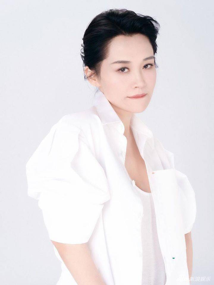 许晴穿白衬衫拍大片 小露香肩身材曼妙干净又妩媚高清图片