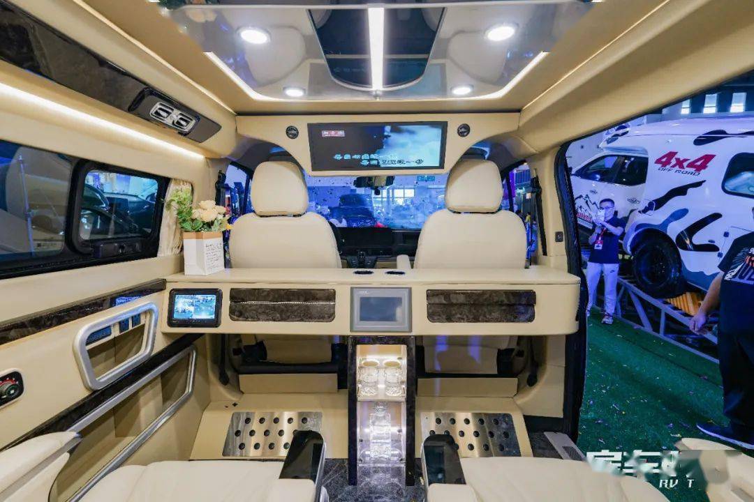 展会第二日：新车首发 | 霞客乐眼镜蛇商务版V362 软升顶设计 双航空座椅 兼顾商务通勤家庭旅居_搜狐汽车_搜狐网