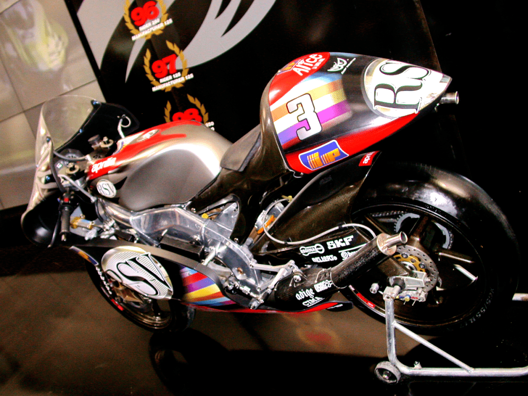 老照片：Aprilia GP250 工厂赛车（上）2002 RSV250_搜狐汽车_搜狐网