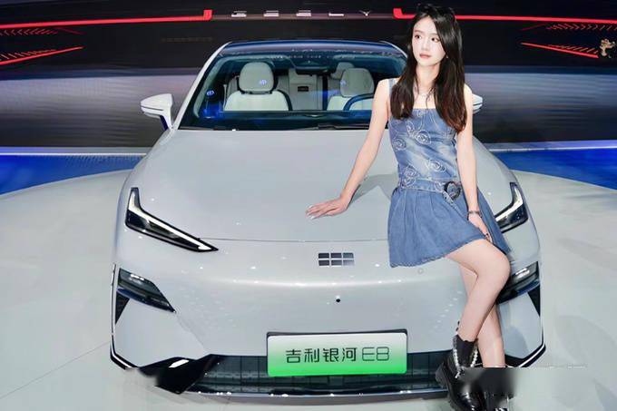 吉利银河E8九天后预售！搭45英寸8K屏+8295芯片_搜狐汽车_搜狐网