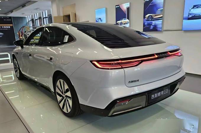 吉利银河E8九天后预售！搭45英寸8K屏+8295芯片_搜狐汽车_搜狐网