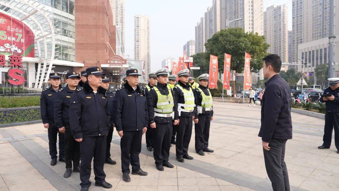 集中整治交通问题顽瘴痼疾 联合执法 整治乱停乱放车辆影响非机动车
